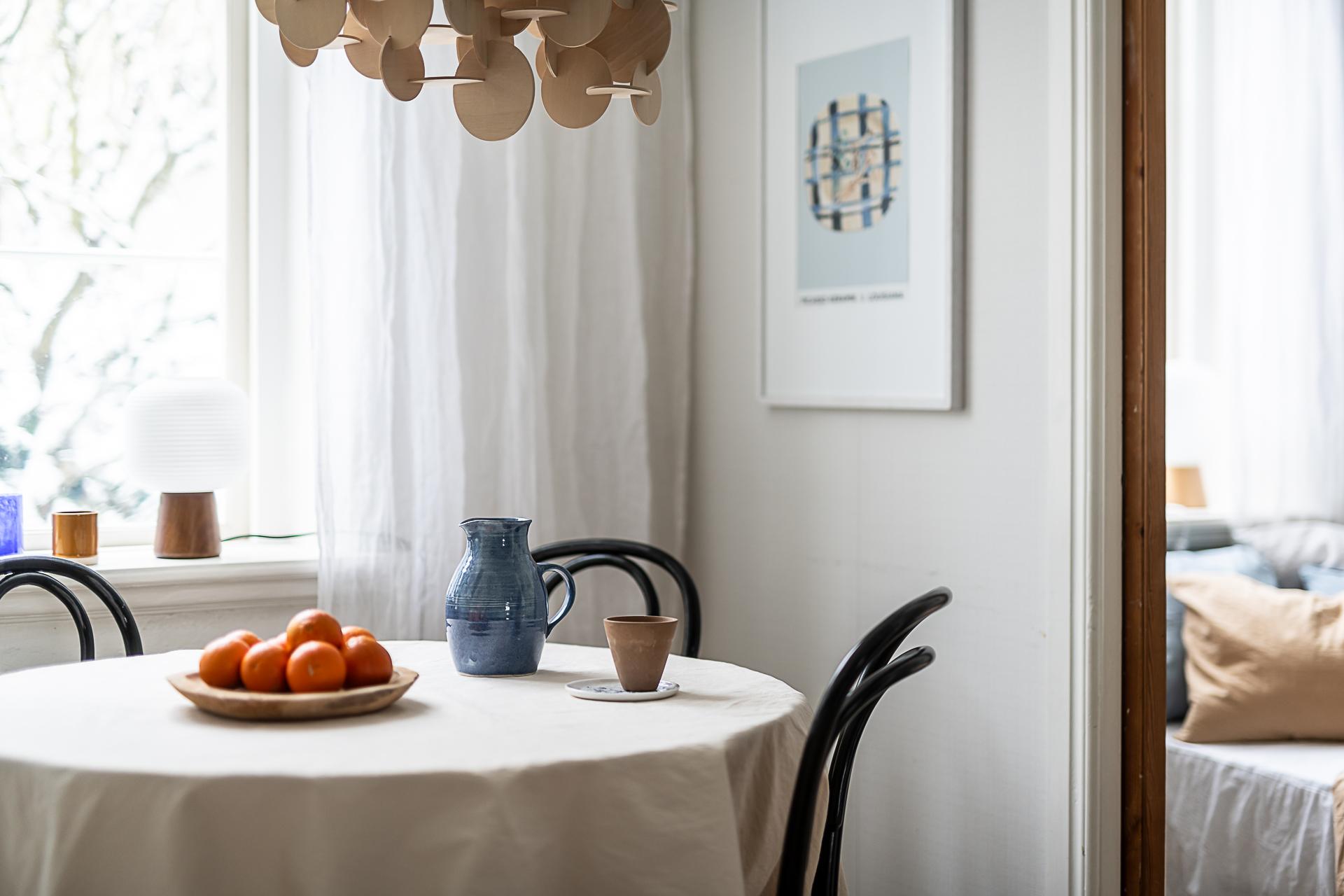 Predivan mali stan u plavim i smeđim tonovima - lilihalodecoration